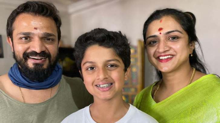 Vijay Raghavendra Find Out The Latest Movie Poster Photo Only At Pinkvilla
